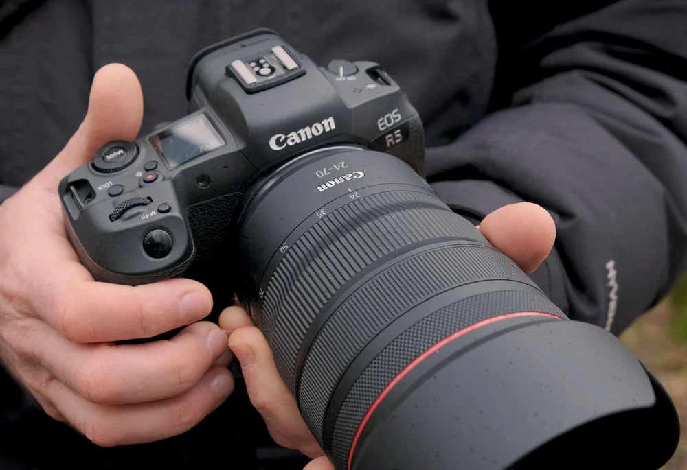Canon R5 VS R100 – Does 10x price mean 10x the quality? — The School of ...