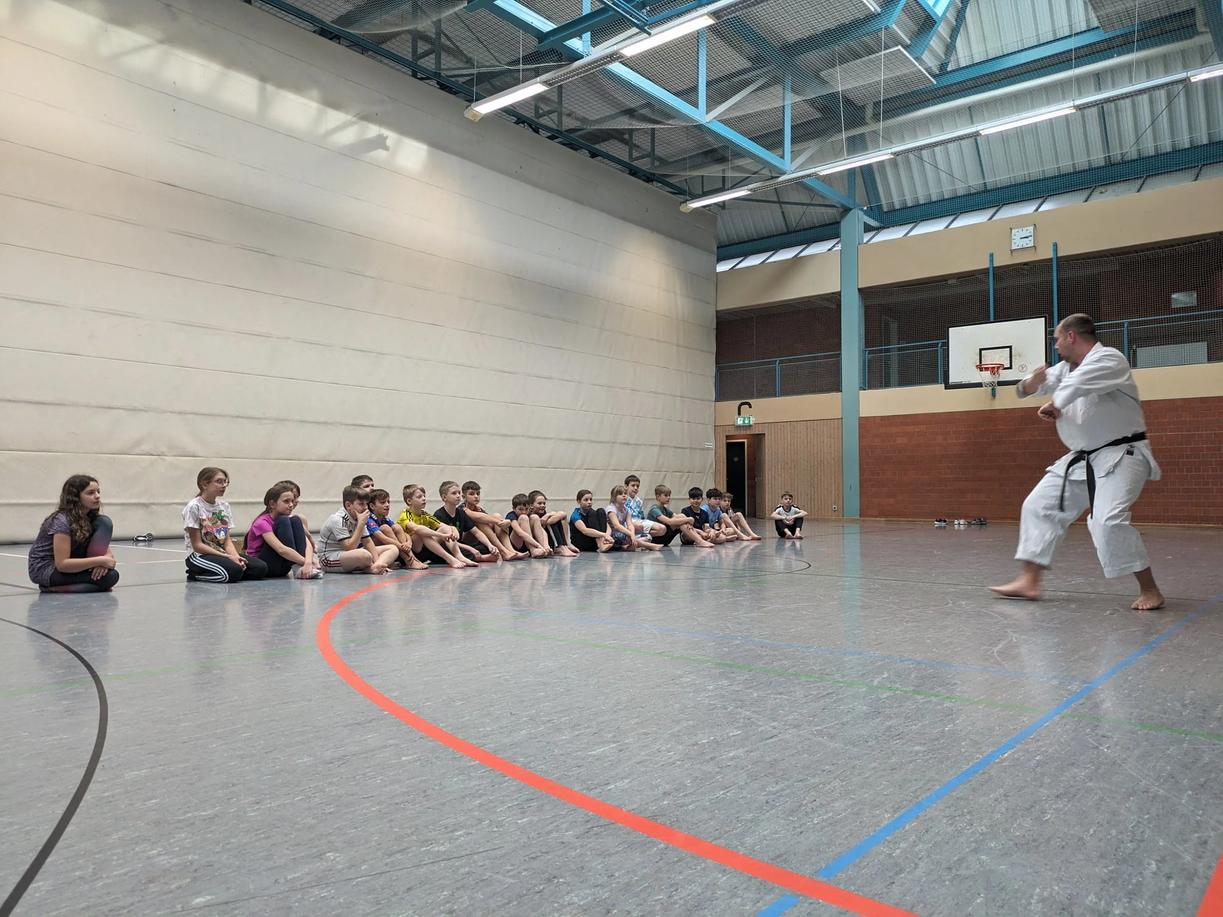 Sportklasse 5b lernt Karate kennen — Heinrich-Roth-Realschule plus