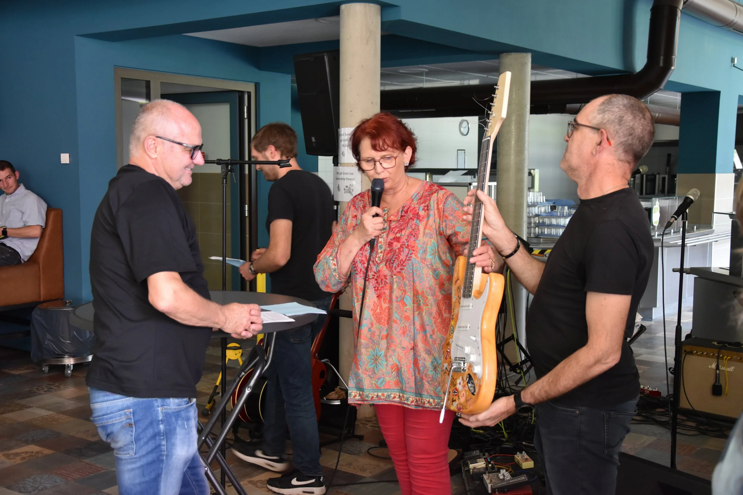 Musiklehrer Bernd Lennartz in den Ruhestand verabschiedet — Heinrich-Roth-Realschule plus