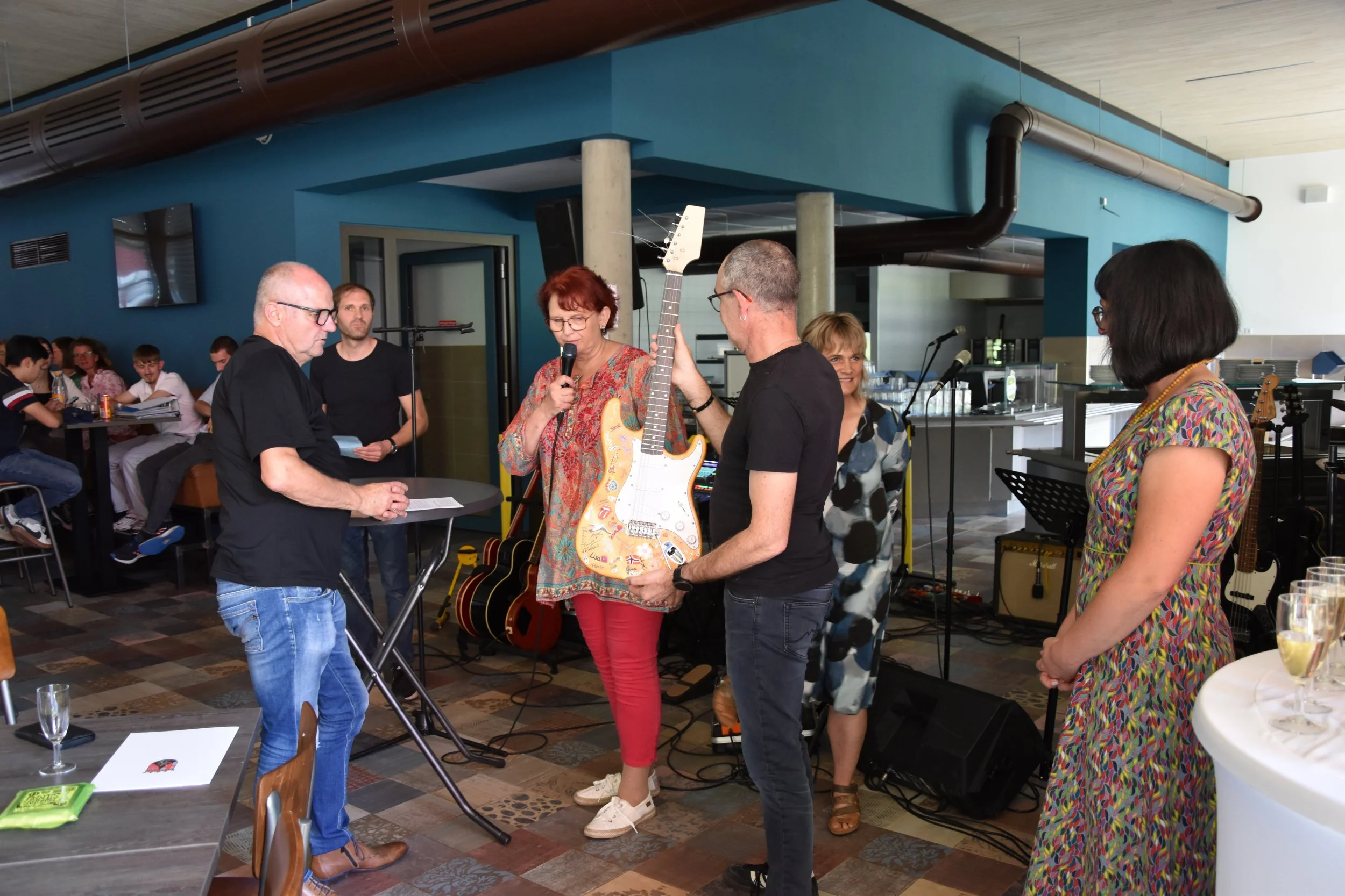 Musiklehrer Bernd Lennartz in den Ruhestand verabschiedet — Heinrich-Roth-Realschule plus