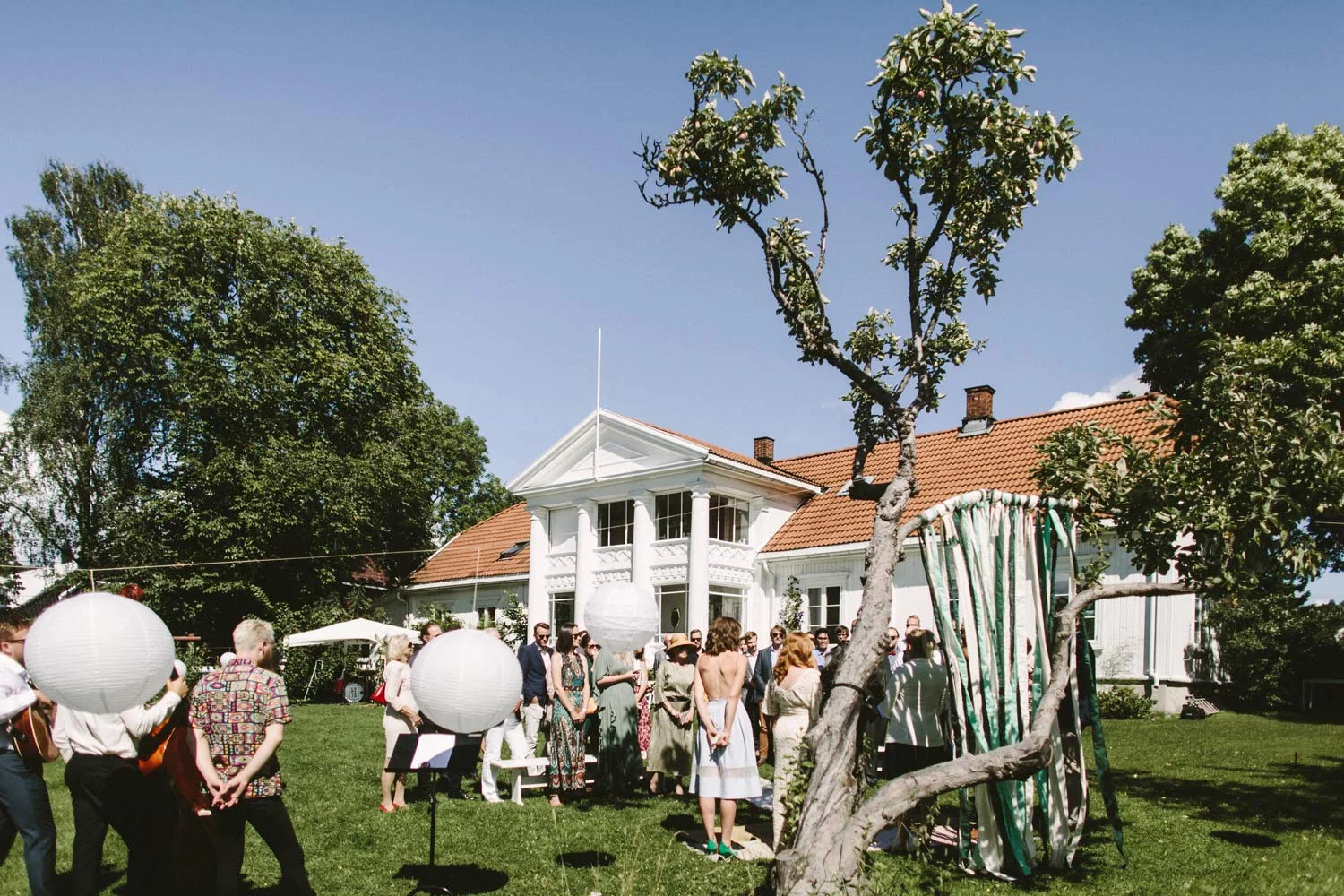 DIY hagebryllup på Disen gård i Oslo av Moment Studio — Blikkfangerne
