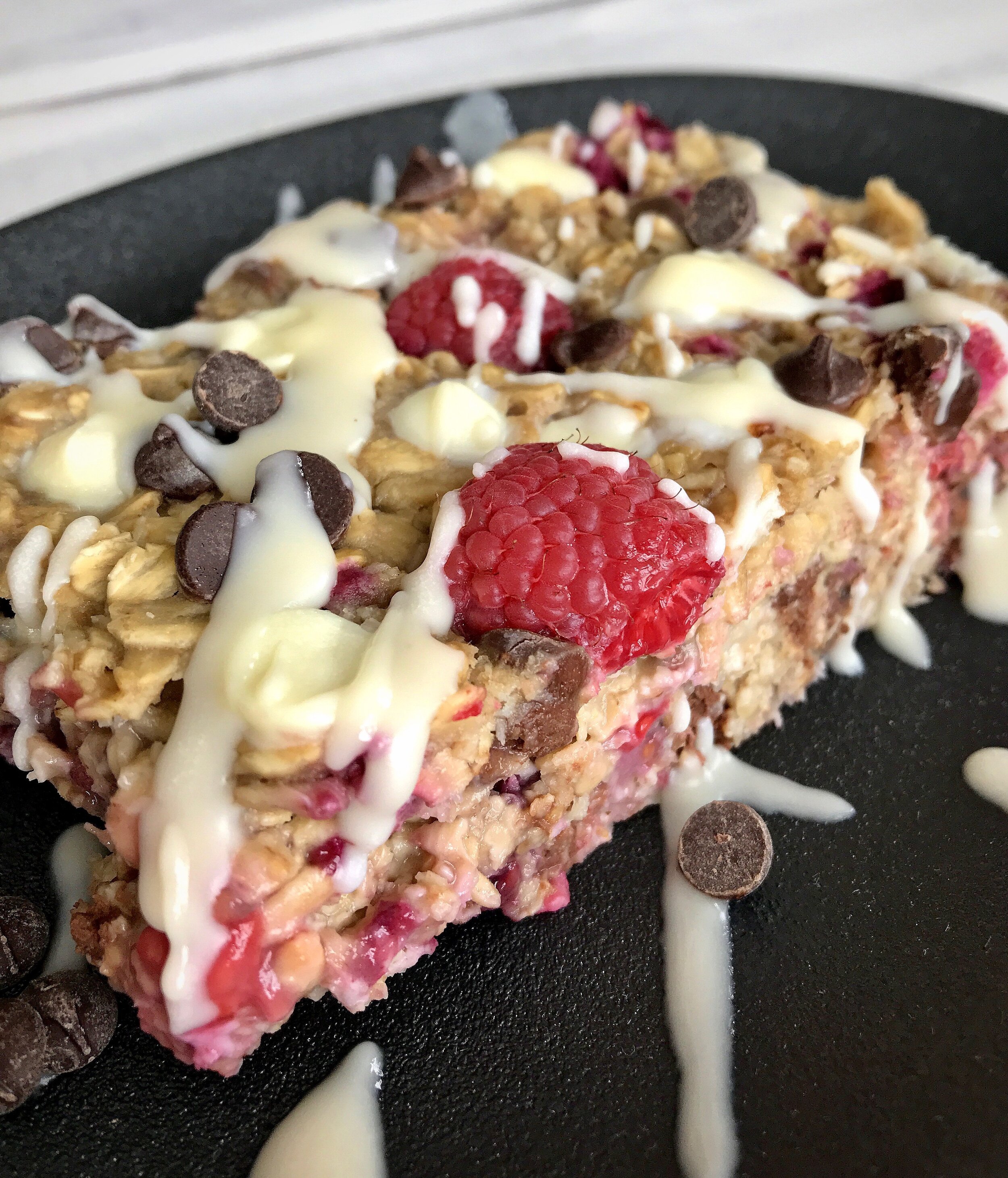 RASPBERRY WHITE CHOCOLATE MACADAMIA BAKED OATS (or Blueberry Chocolate ...