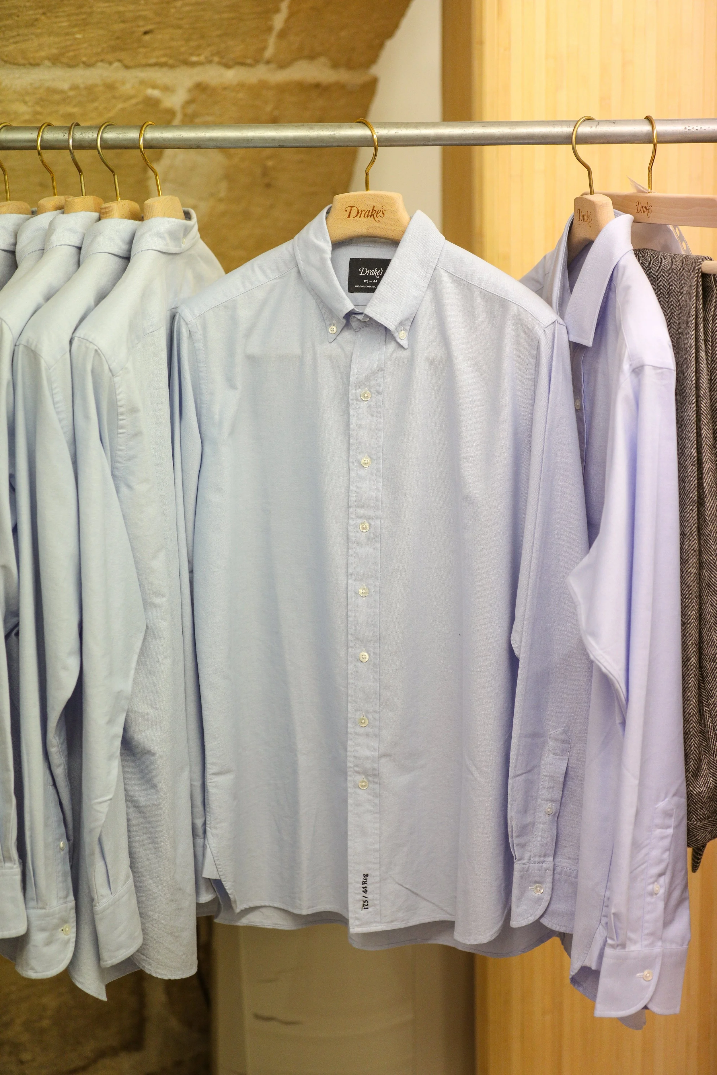 Drake's ⎜ On a essayé leur chemises “MTO” — Les Indispensables