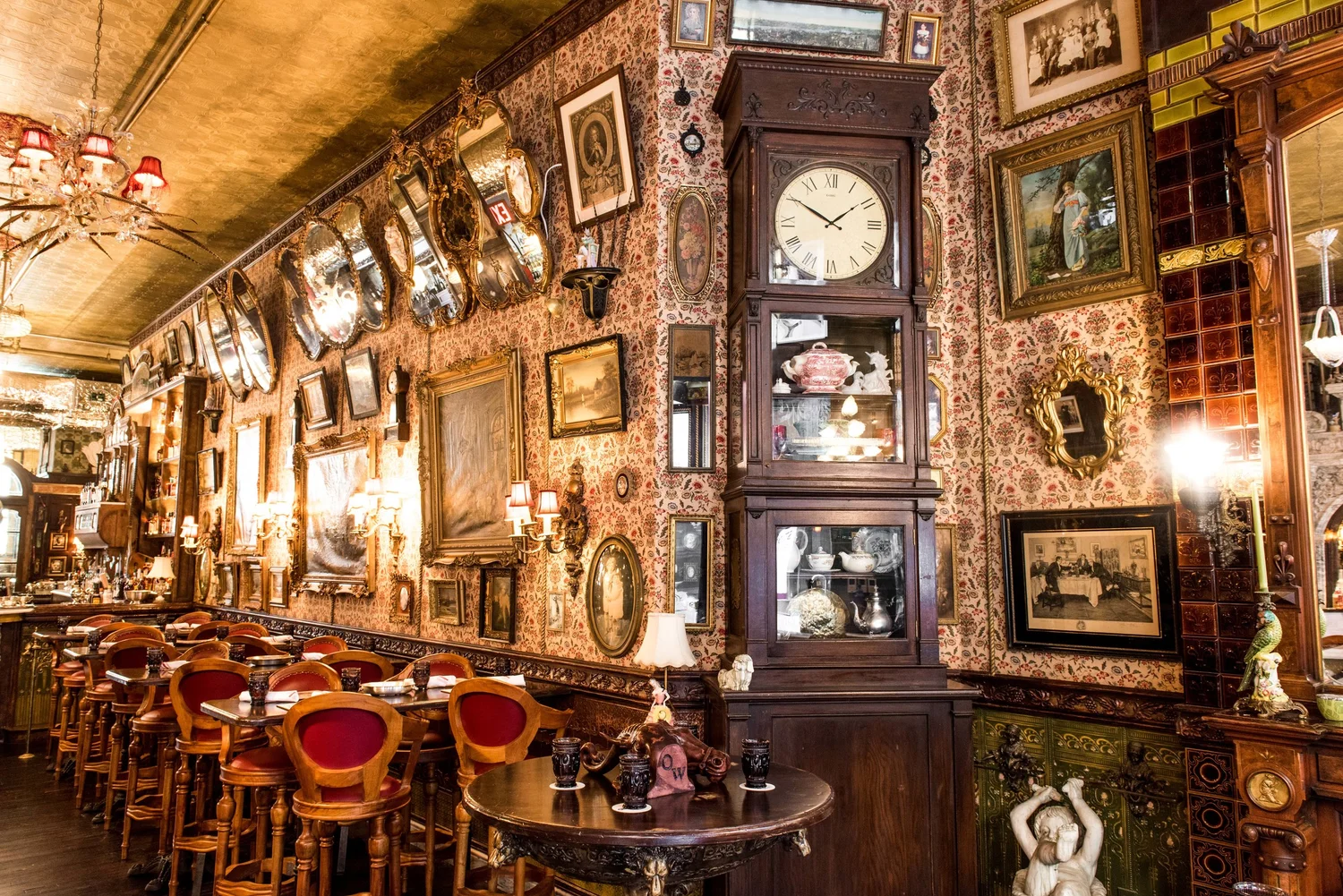 A Look Inside - Oscar Wilde Bar & Restaurant