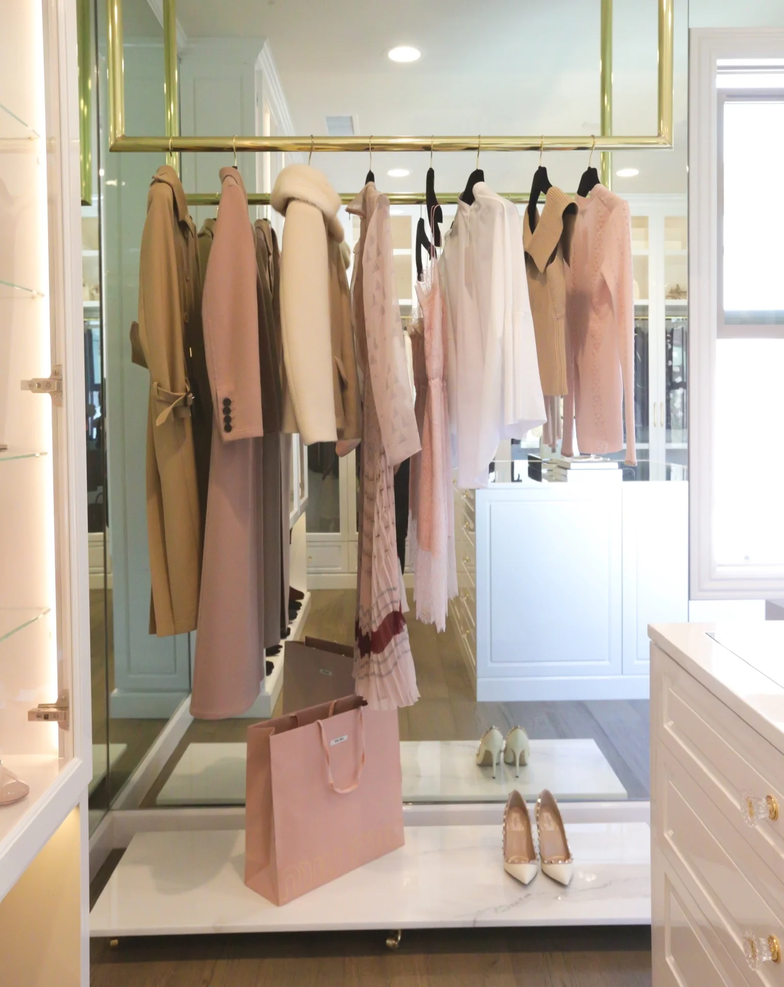 CLOSETS WHERE YOU'LL WANT TO SPEND THE LONG WEEKEND — LA CLOSET DESIGN