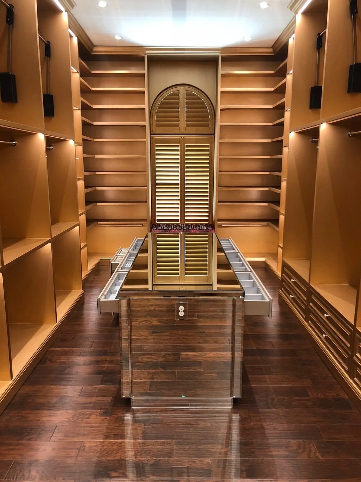 ROCK-AND-ROLL DRESSING ROOMS — LA CLOSET DESIGN