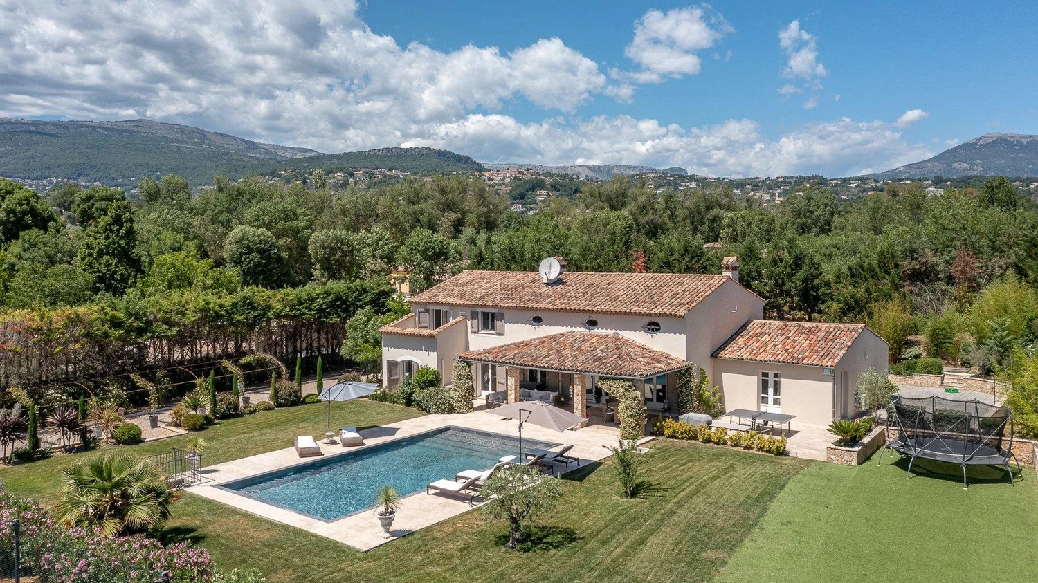 Contemporary Provencal-Style Home Near Chateauneuf-Grasse, France ...