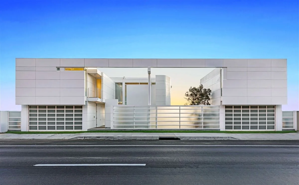 A Billionaire’s Beach House in Malibu, Designed by Richard Meier ...