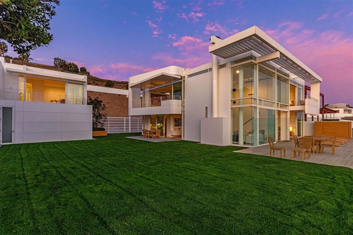 A Billionaire’s Beach House in Malibu, Designed by Richard Meier ...