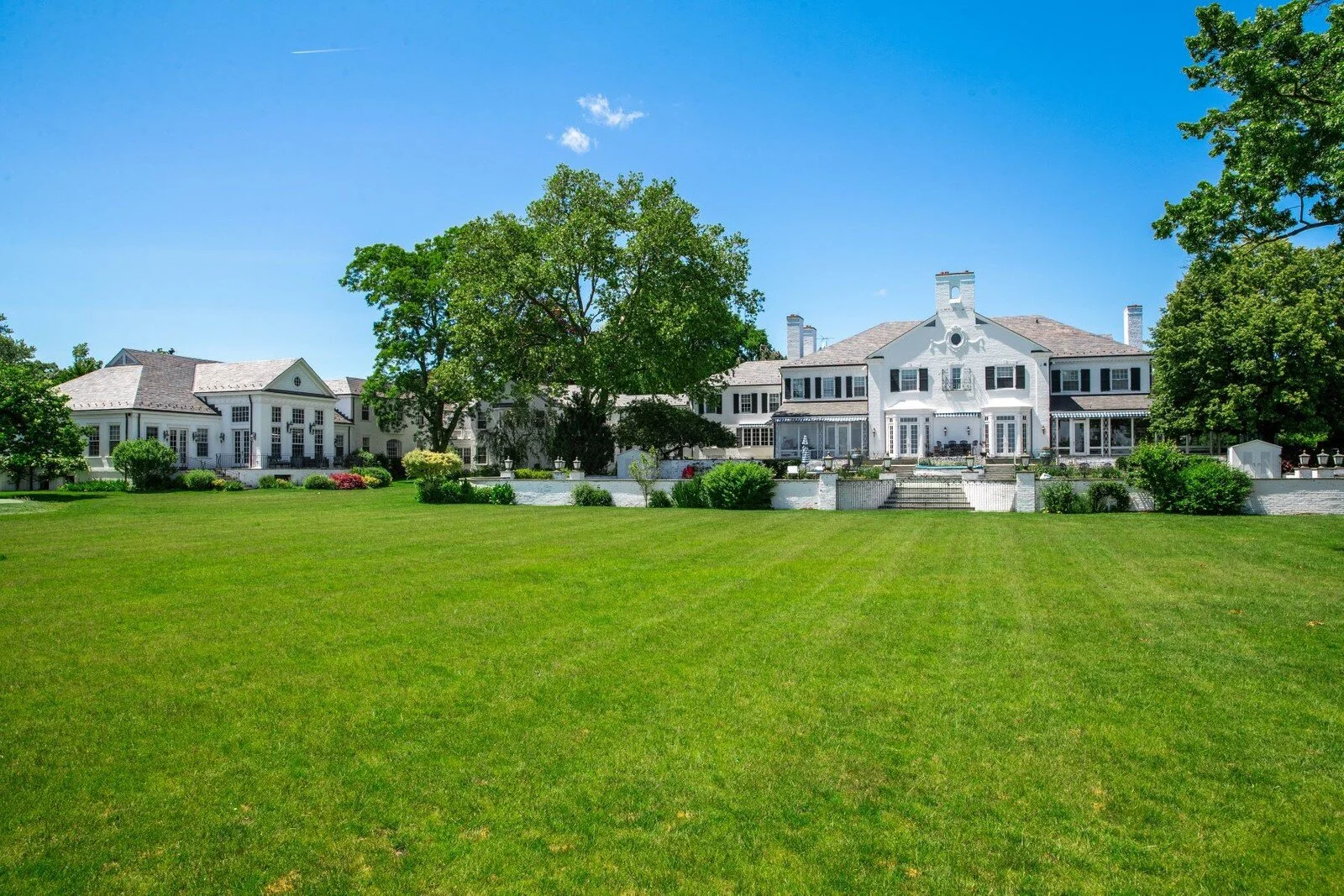 In 1982, Donald Trump Purchased His First Trophy Mansion in Connecticut ...