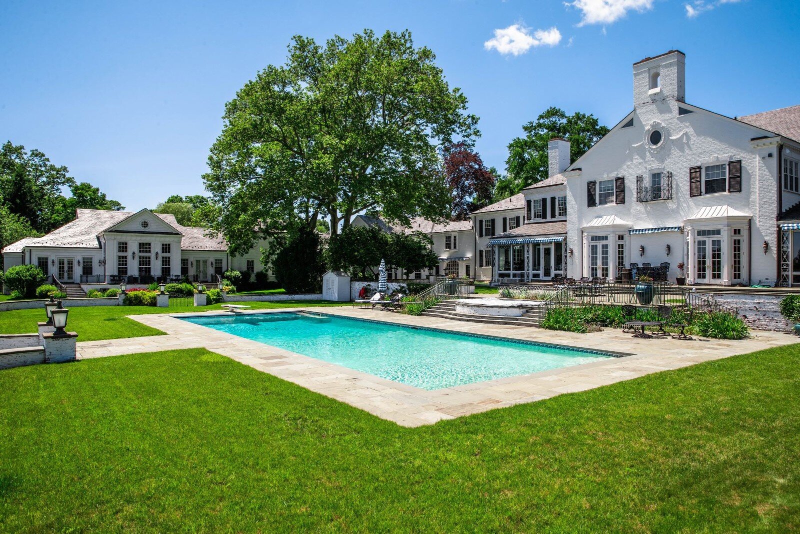 In 1982, Donald Trump Purchased His First Trophy Mansion in Connecticut ...