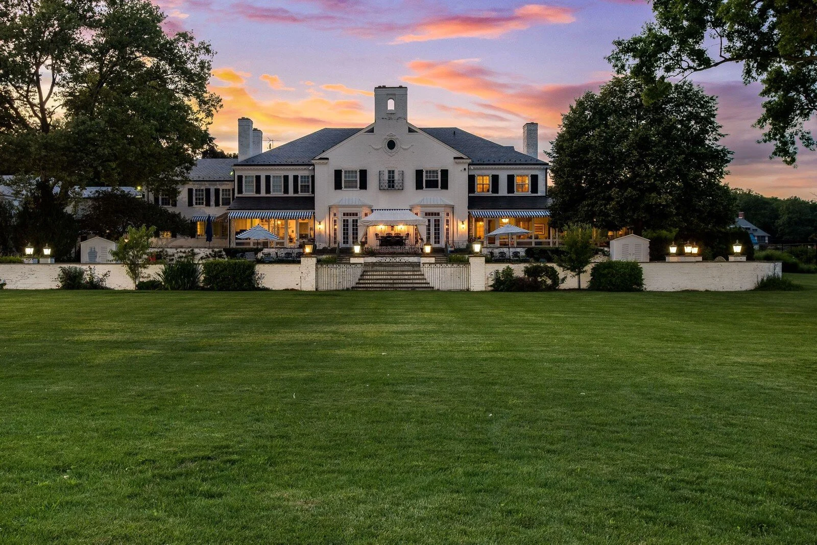 In 1982, Donald Trump Purchased His First Trophy Mansion in Connecticut ...