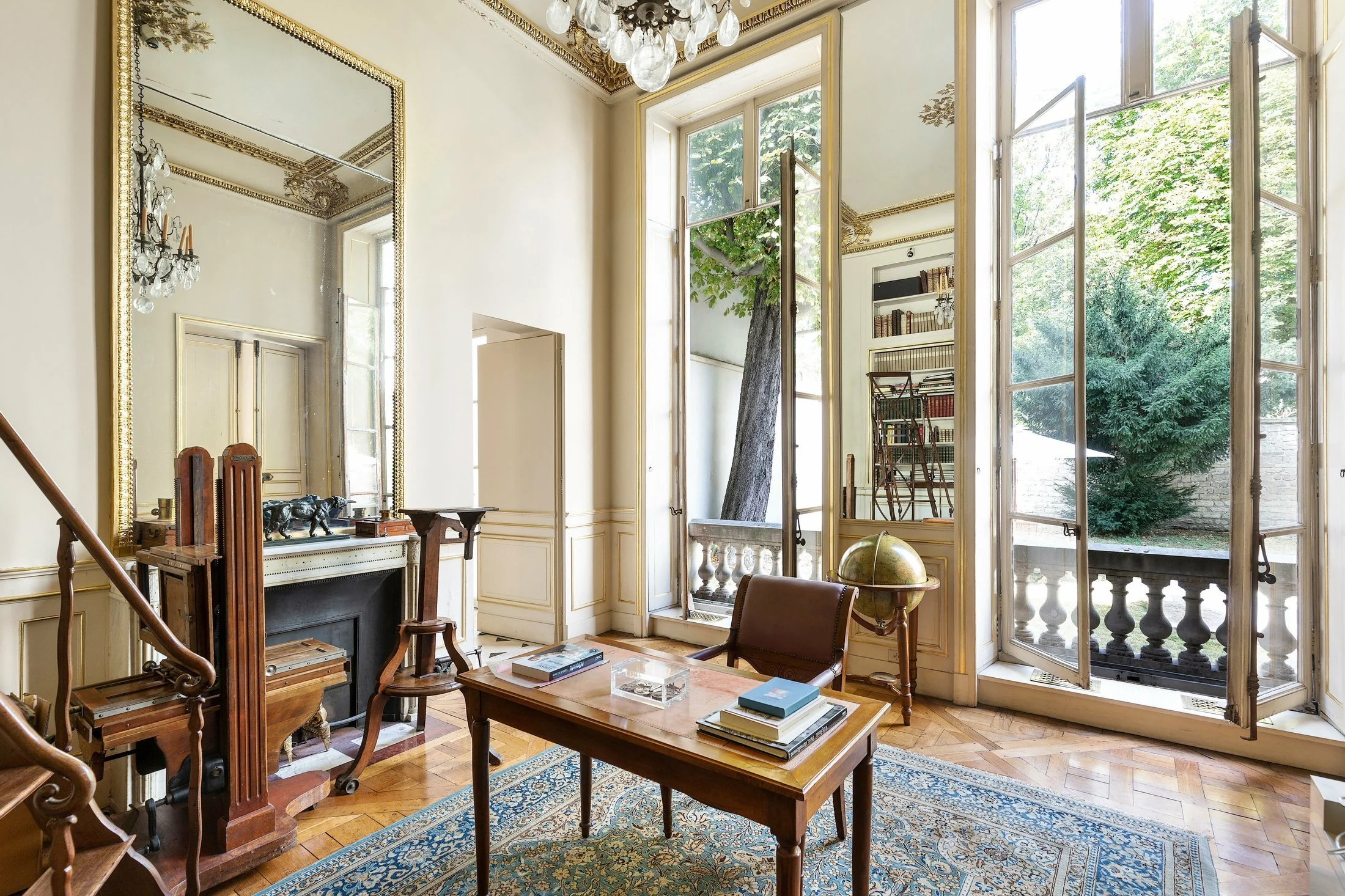 Private Mansion in the Heart of Paris — Francis York