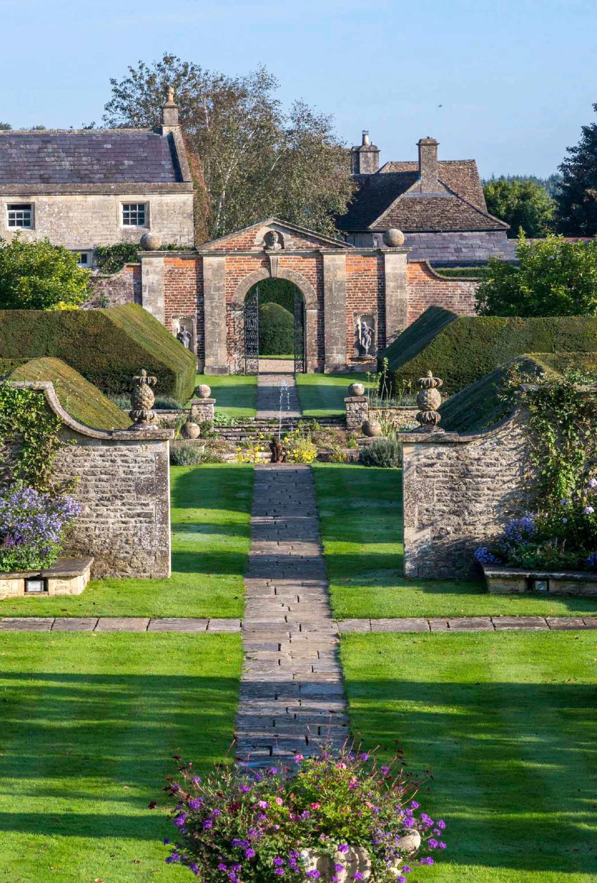 Country House in the Cotswolds with Famous Formal Gardens — Francis York
