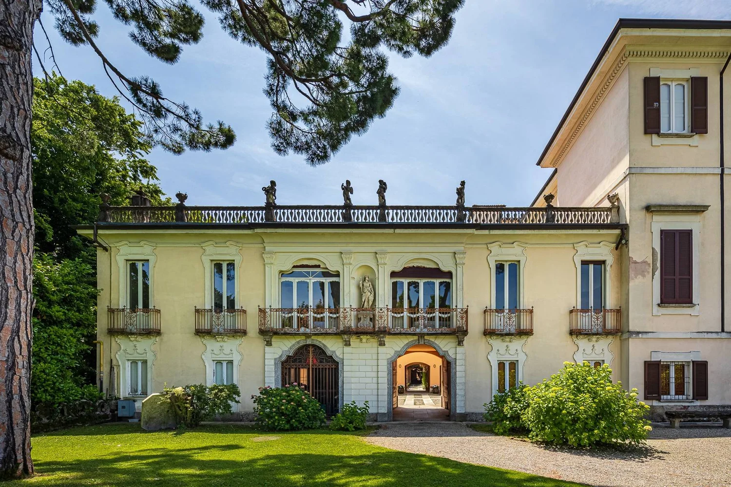 A Residence Inside an 18th-Century Italian Villa Once Said to Host ...