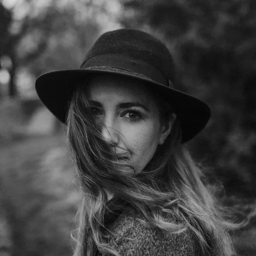 Encapsulating the Timelessness of Motherhood with Laura Wood ...
