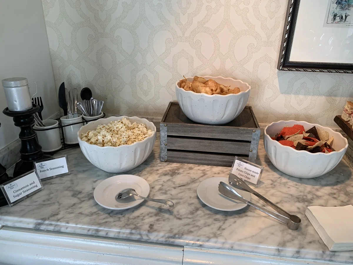 Review of BoardWalk's Innkeeper's Club Lounge (Club Level) - Mouse Hacking
