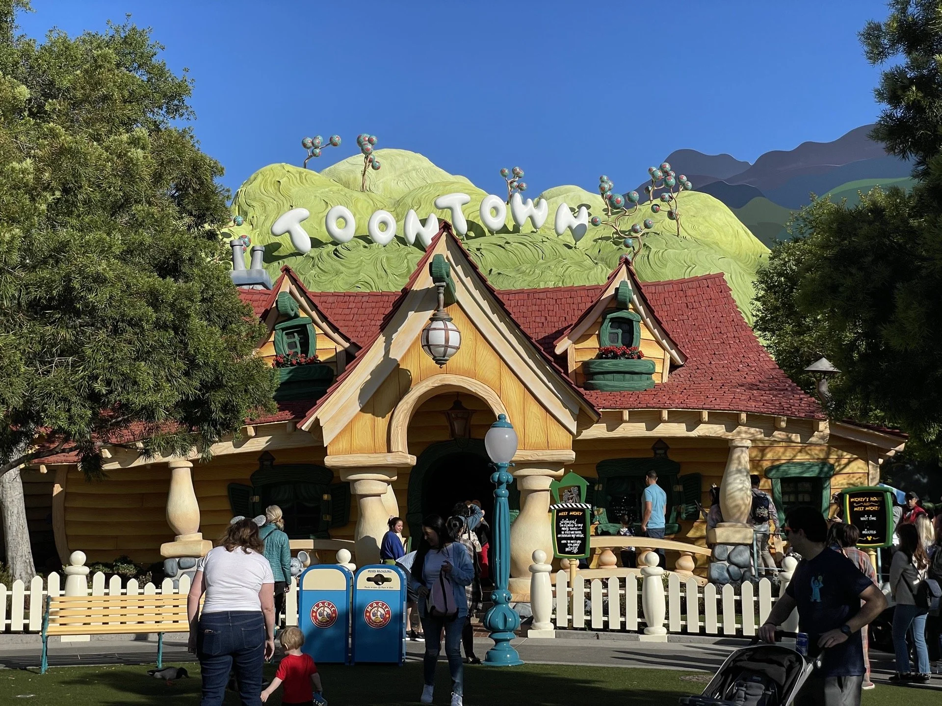 How to Meet Mickey Mouse at Disneyland (Both Parks)