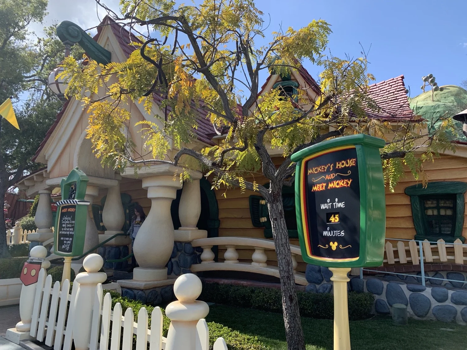 How to Meet Mickey Mouse at Disneyland (Both Parks)