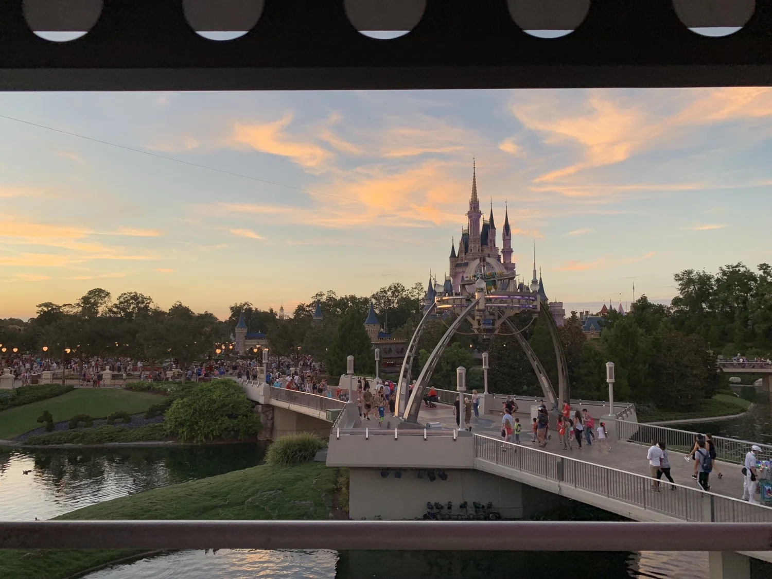 Guide to PeopleMover at Magic Kingdom