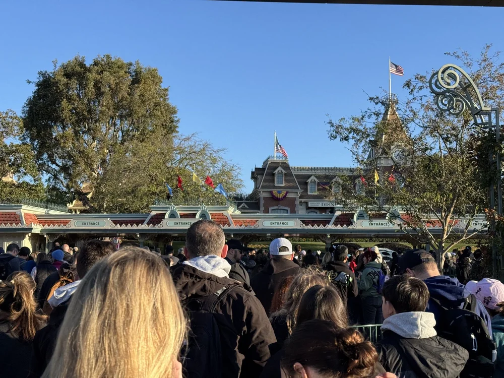 Complete Guide to Disneyland Rope Drop