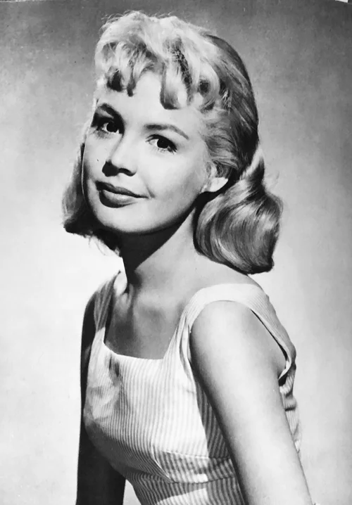 Sandra Dee: Hollywood’s Sweetheart and the Face of an Era — She Wore Stars