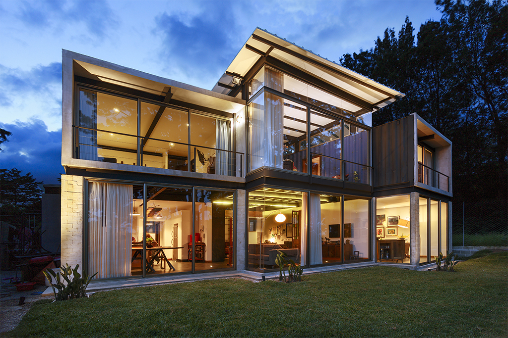 CASA CONTENEDORES — Olivero Bland