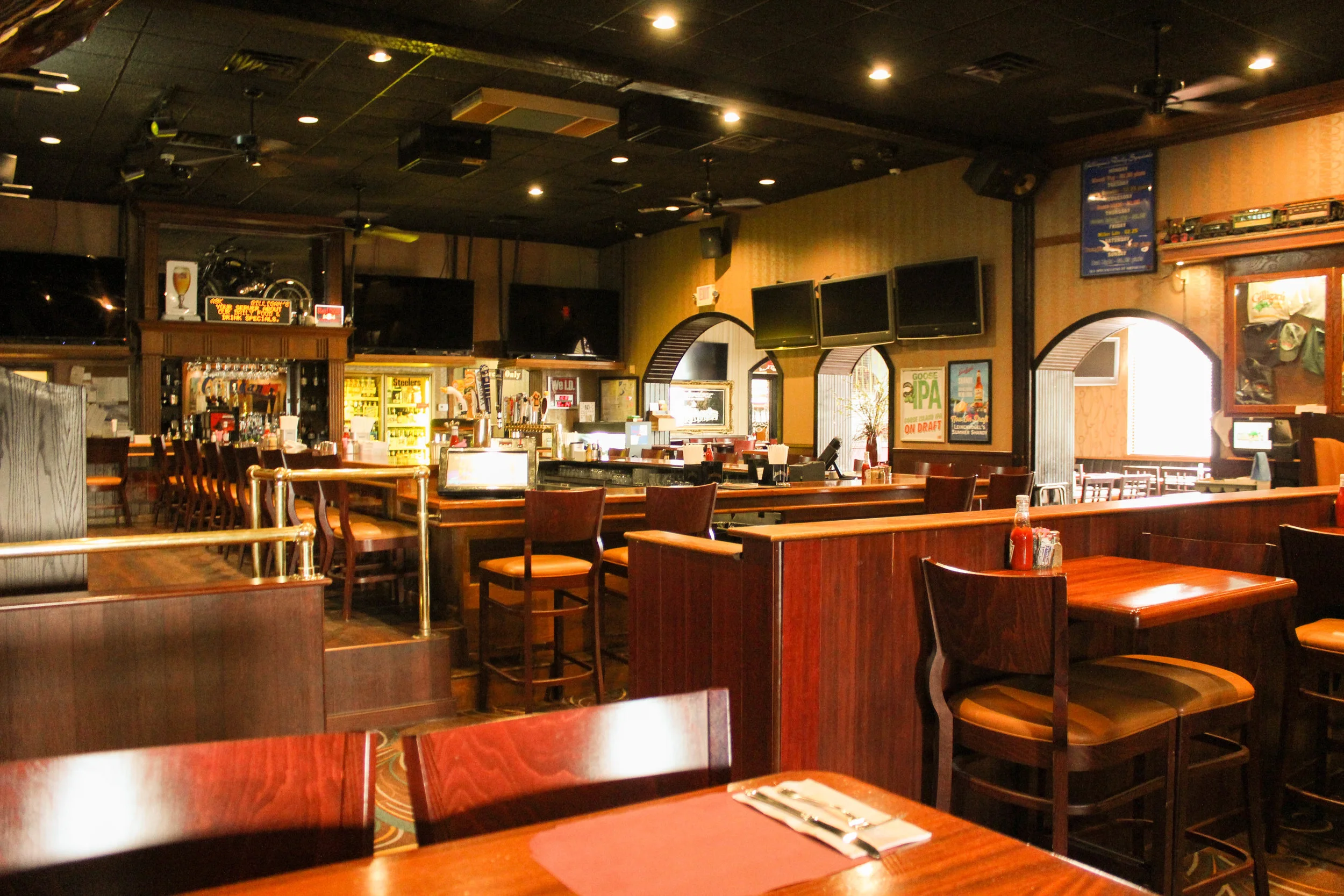 Eisenhower Blvd — Gilligan's Bar & Grill