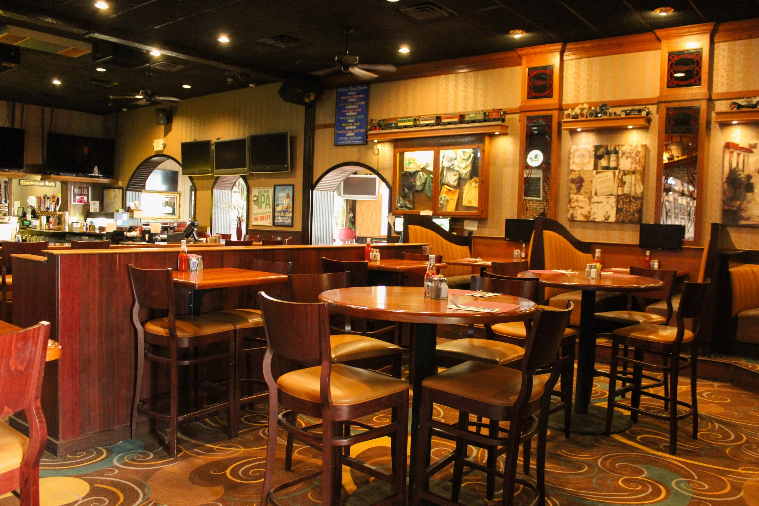 Eisenhower Blvd — Gilligan's Bar & Grill