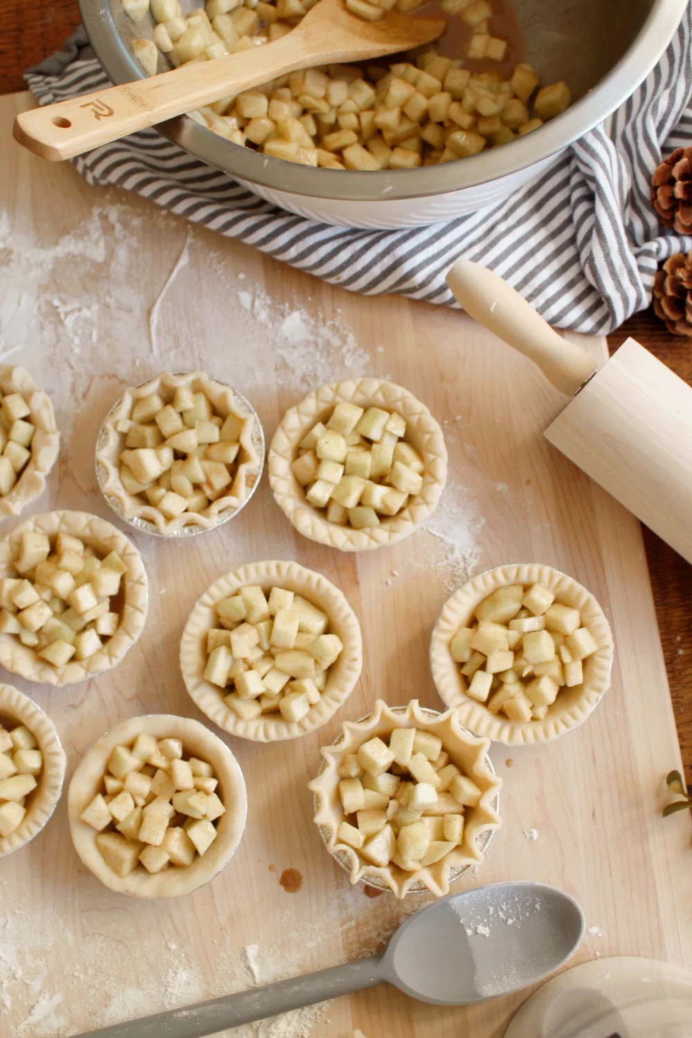 Mini Thanksgiving Pie Gift Boxes — Entertain the Idea