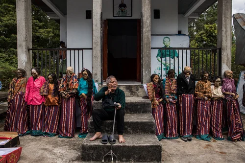 An Indonesian Tradition Of Digging Up Dead Relatives For A Spirited ...