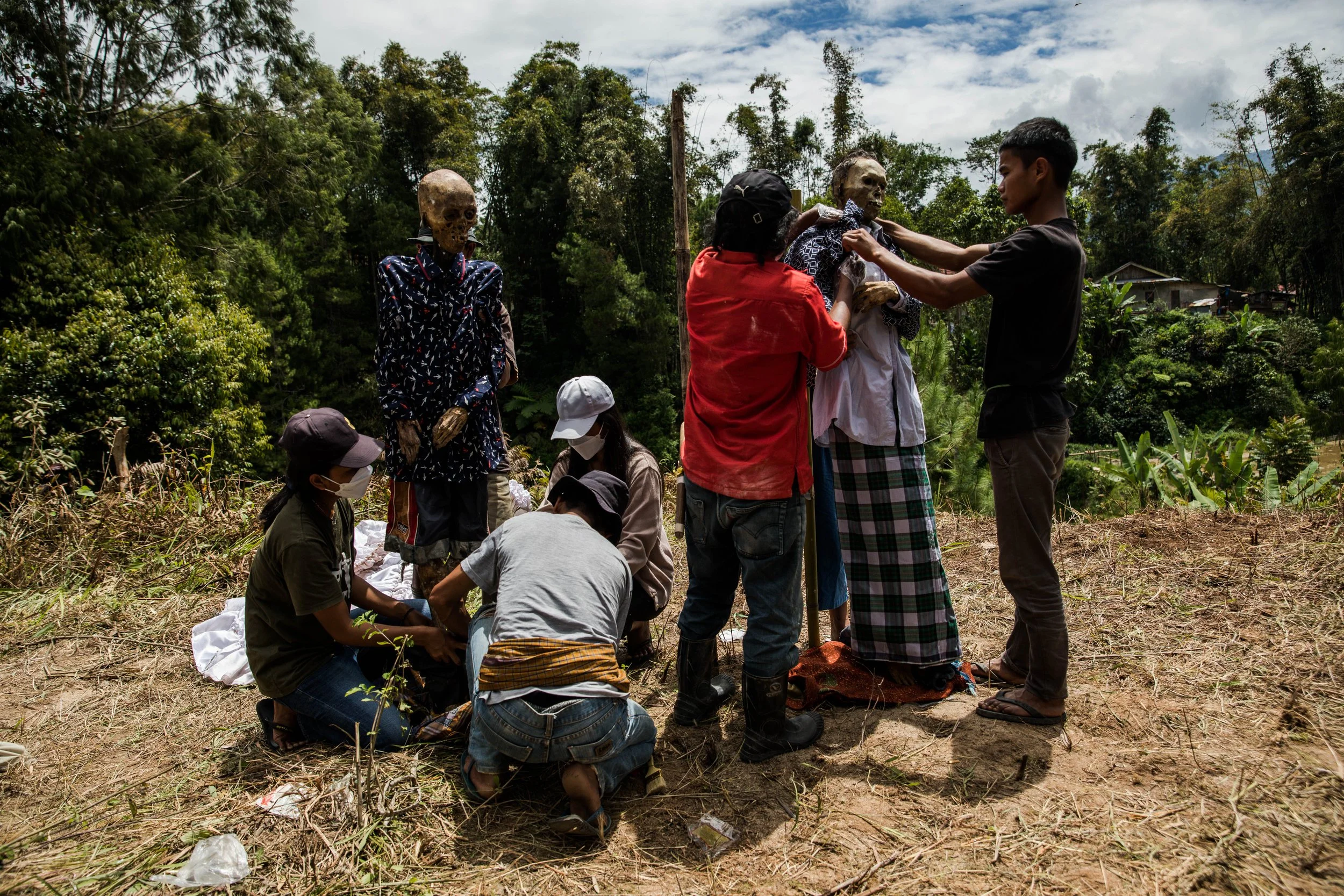 An Indonesian Tradition Of Digging Up Dead Relatives For A Spirited ...