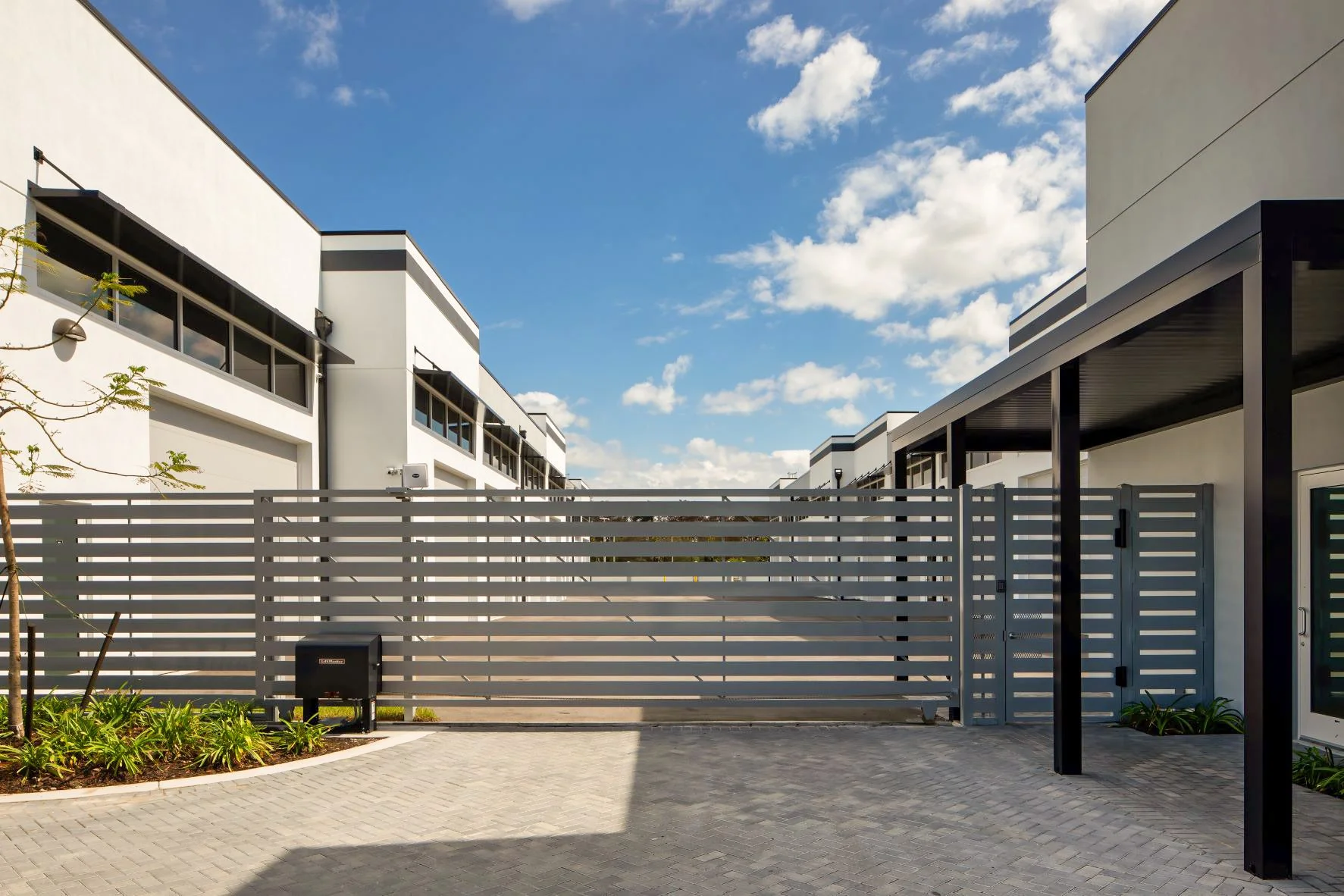 Luxury Storage Garges — Naples Motor Condos