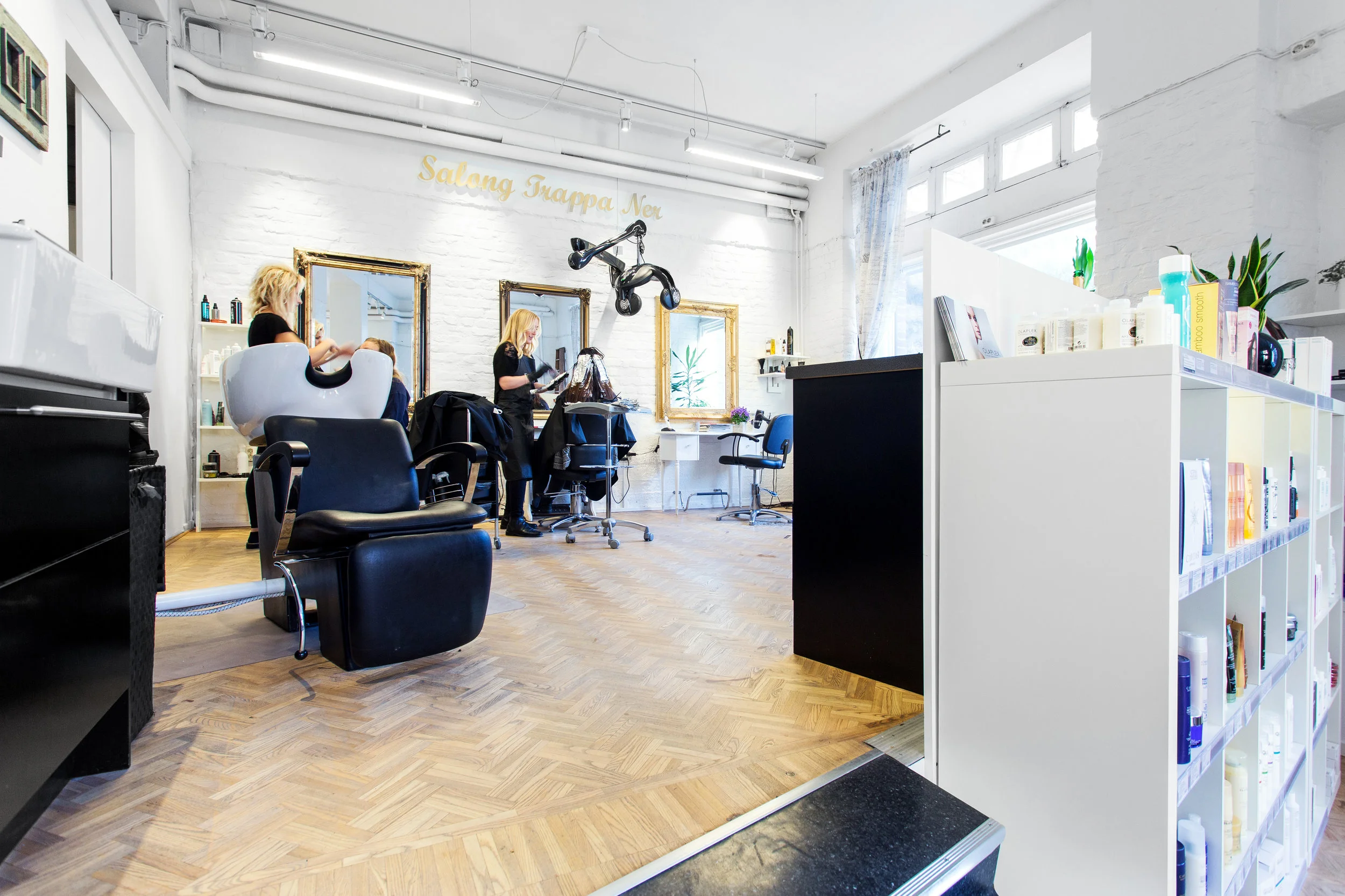 OM OSS — Salong Trappa Ner