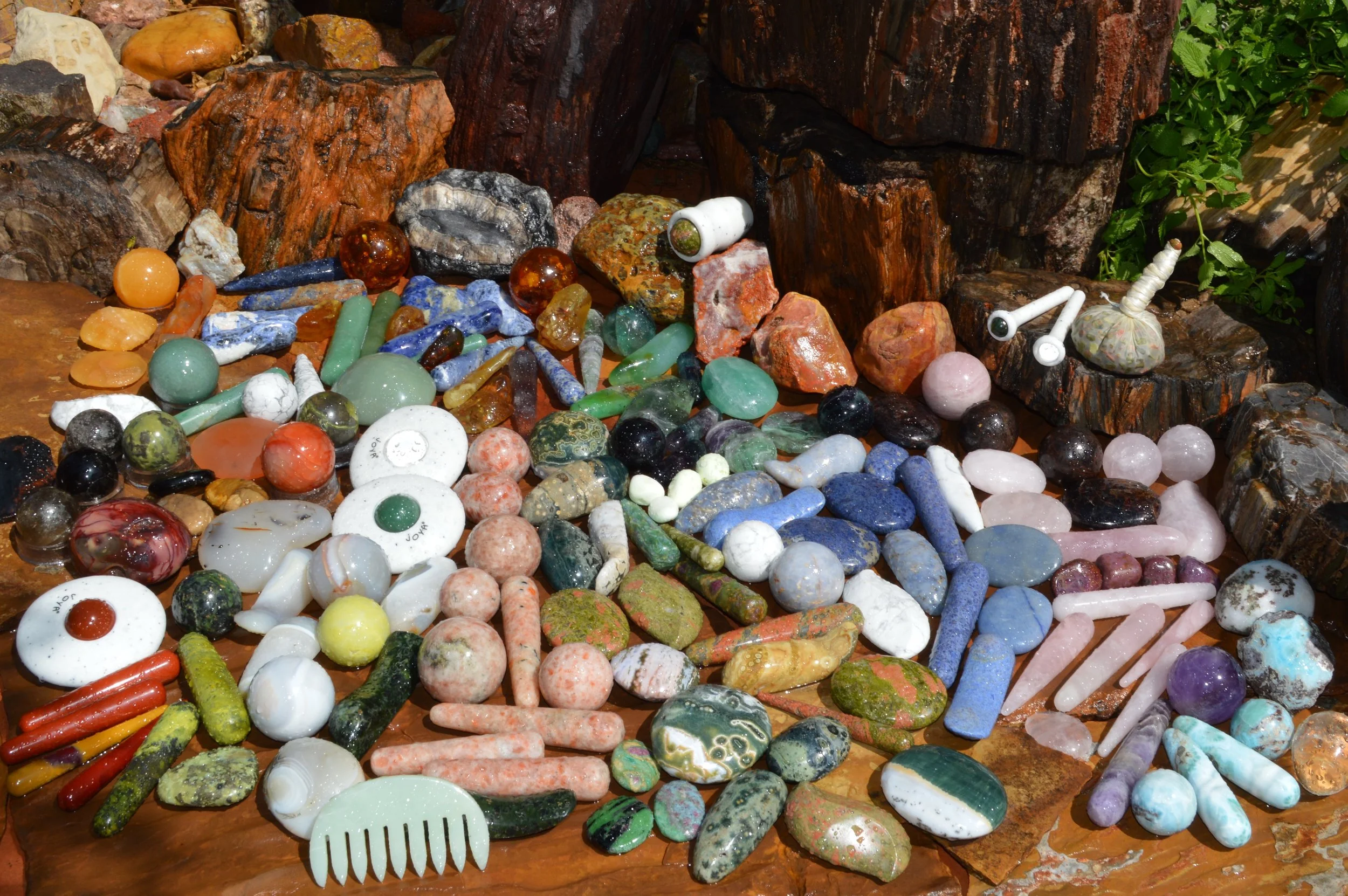 rockonmineralsanddesign.com