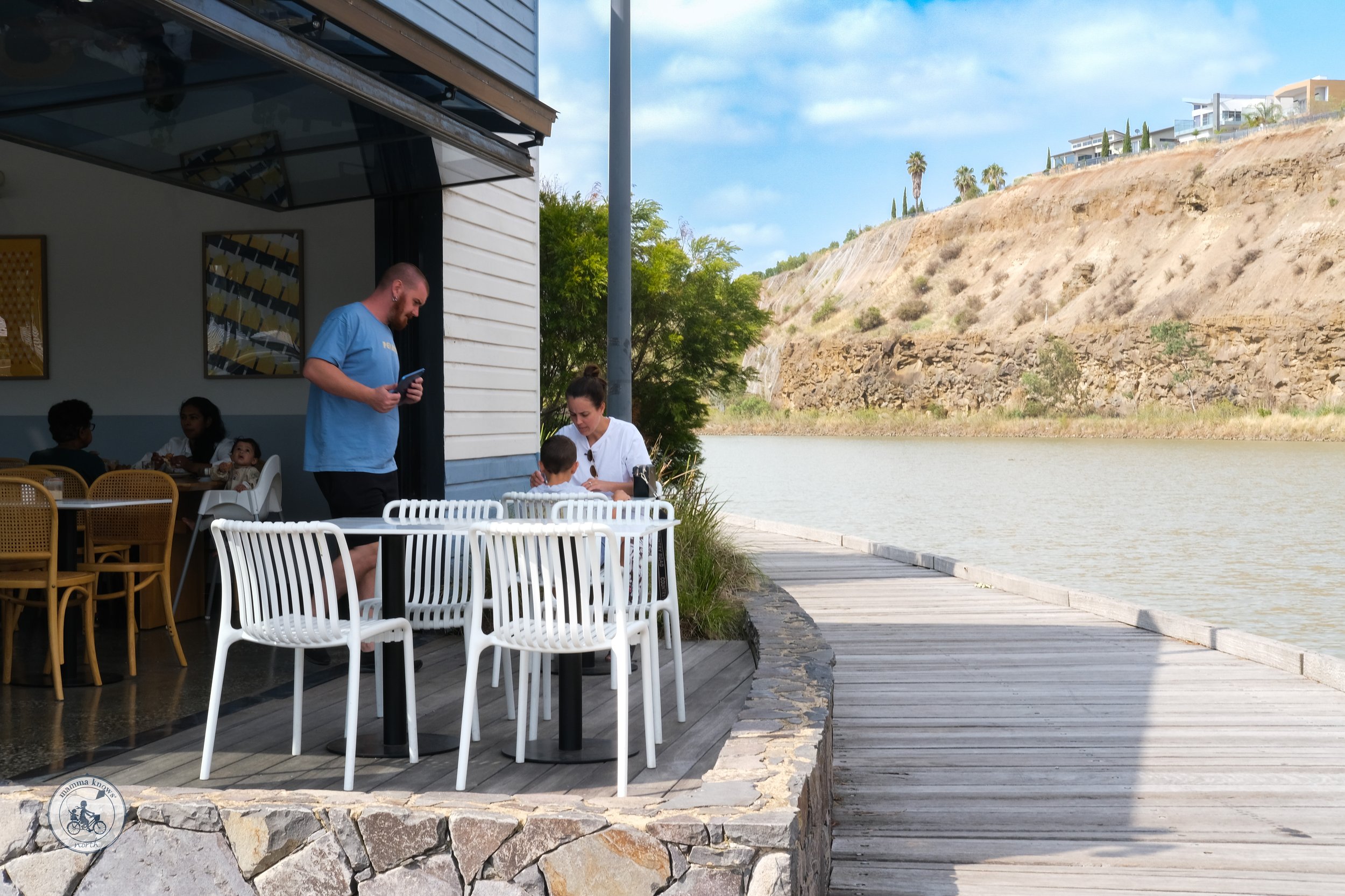 perry's social club, keilor east — mamma knows north