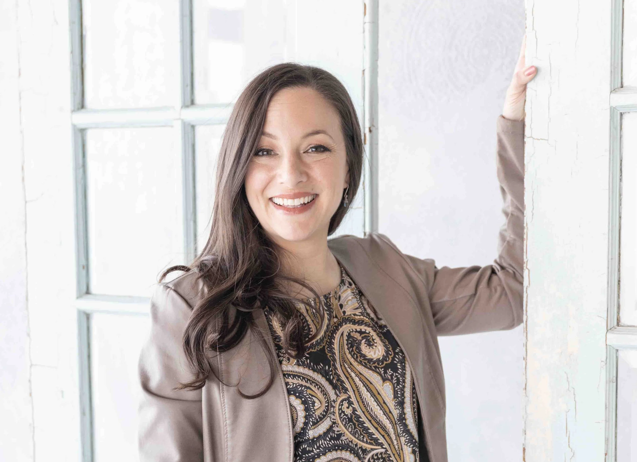 How to Pose Naturally and Look Confident in Photos (Simple Tips That Work)