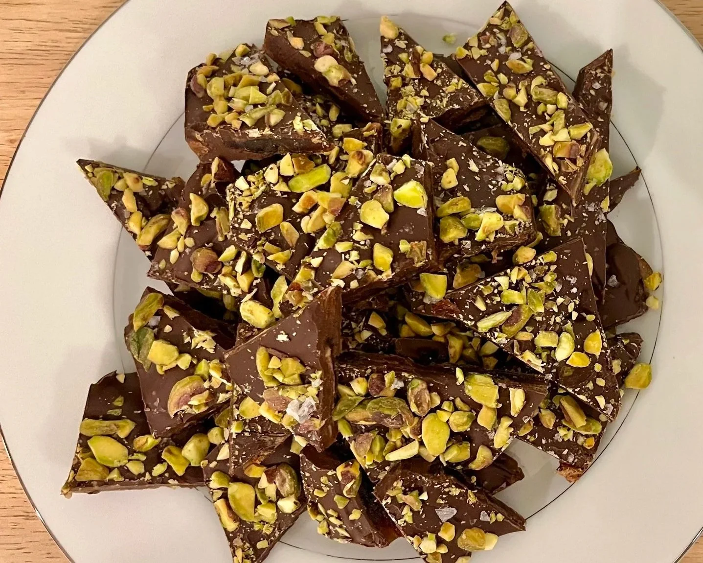 Corteza de chocolate oscuro y dátiles — Basecamp Prevention + Wellness