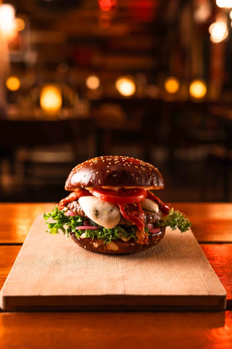 Maku | Italian Burger med Mozzarella & Pesto | Maku Steakhouse