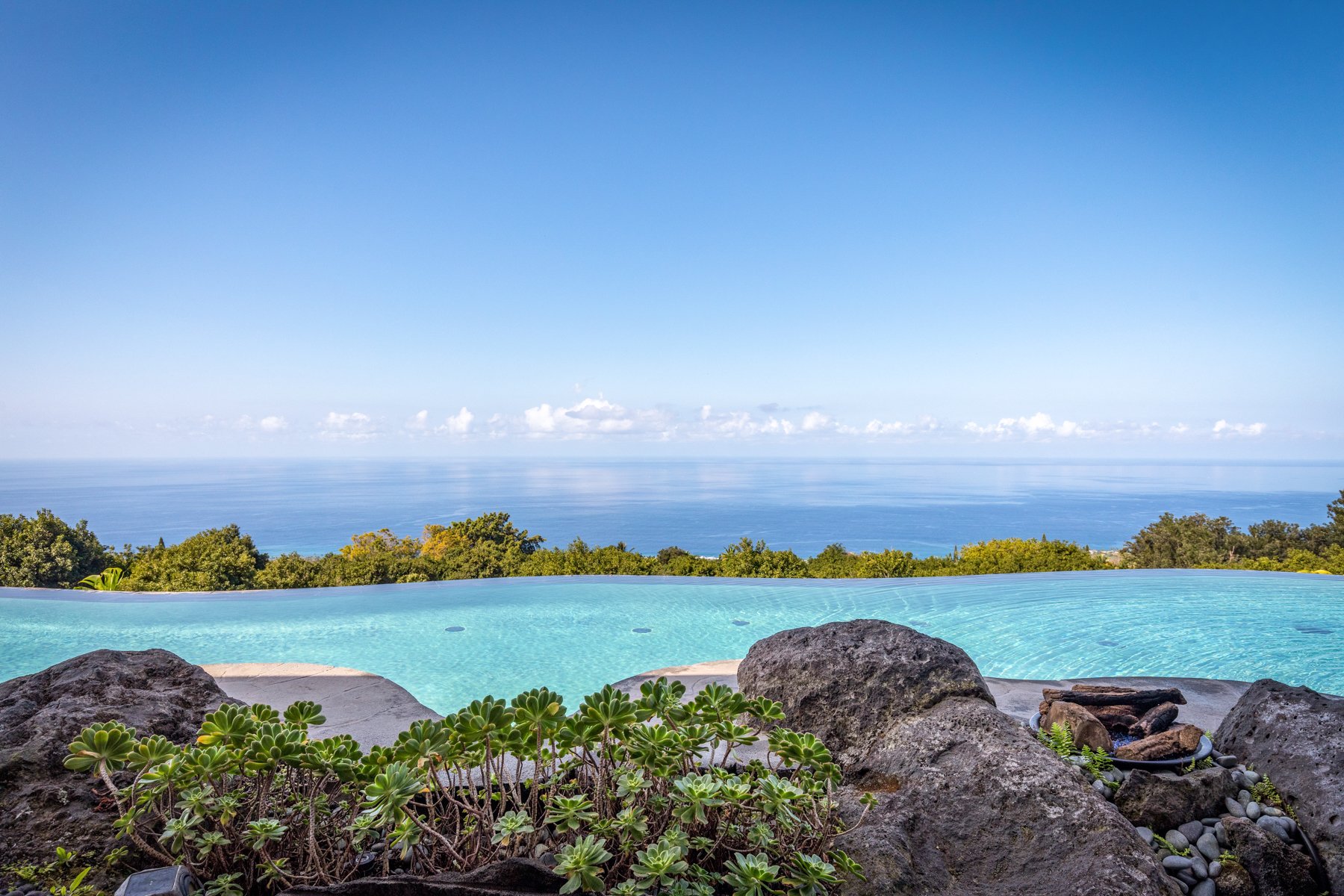 Luxury home for rent in Kona, Hawaii. — Aolani House