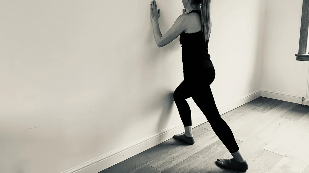 Top 3 Physiotherapy Exercises For Knee Pain - With Pictures
