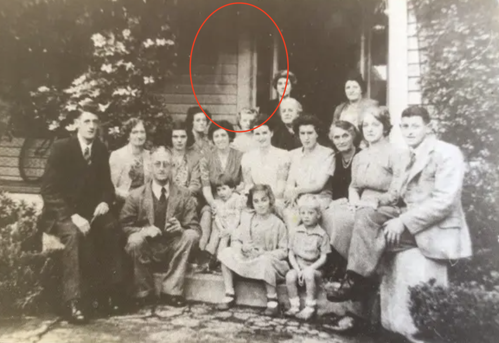BLOG: 10 Photos of Unexpected Ghosts and Entities Taken at Family ...