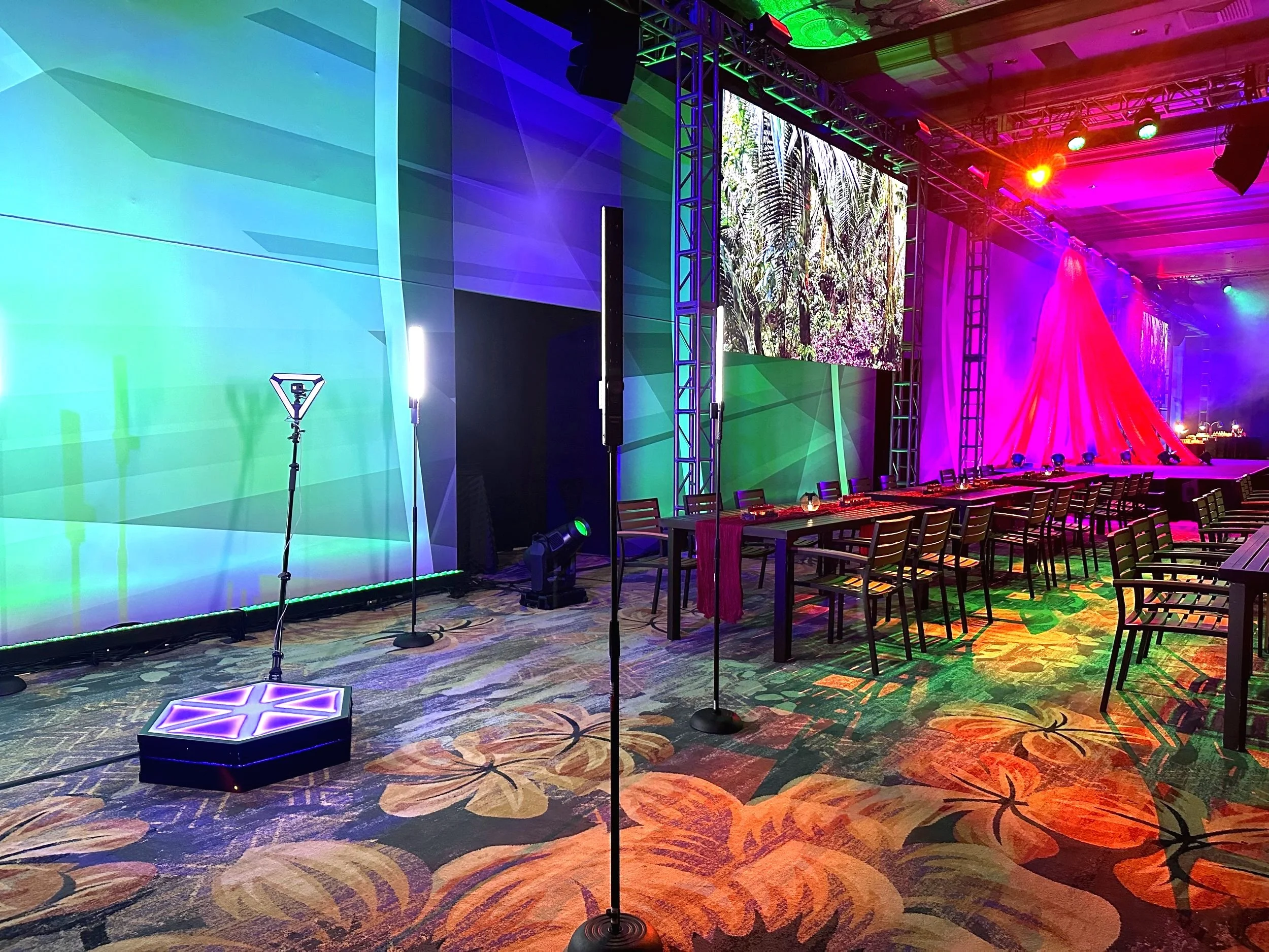 Modern Luxury Photobooth Rentals for Maui Hawaii | Spotlight Photobooth ...