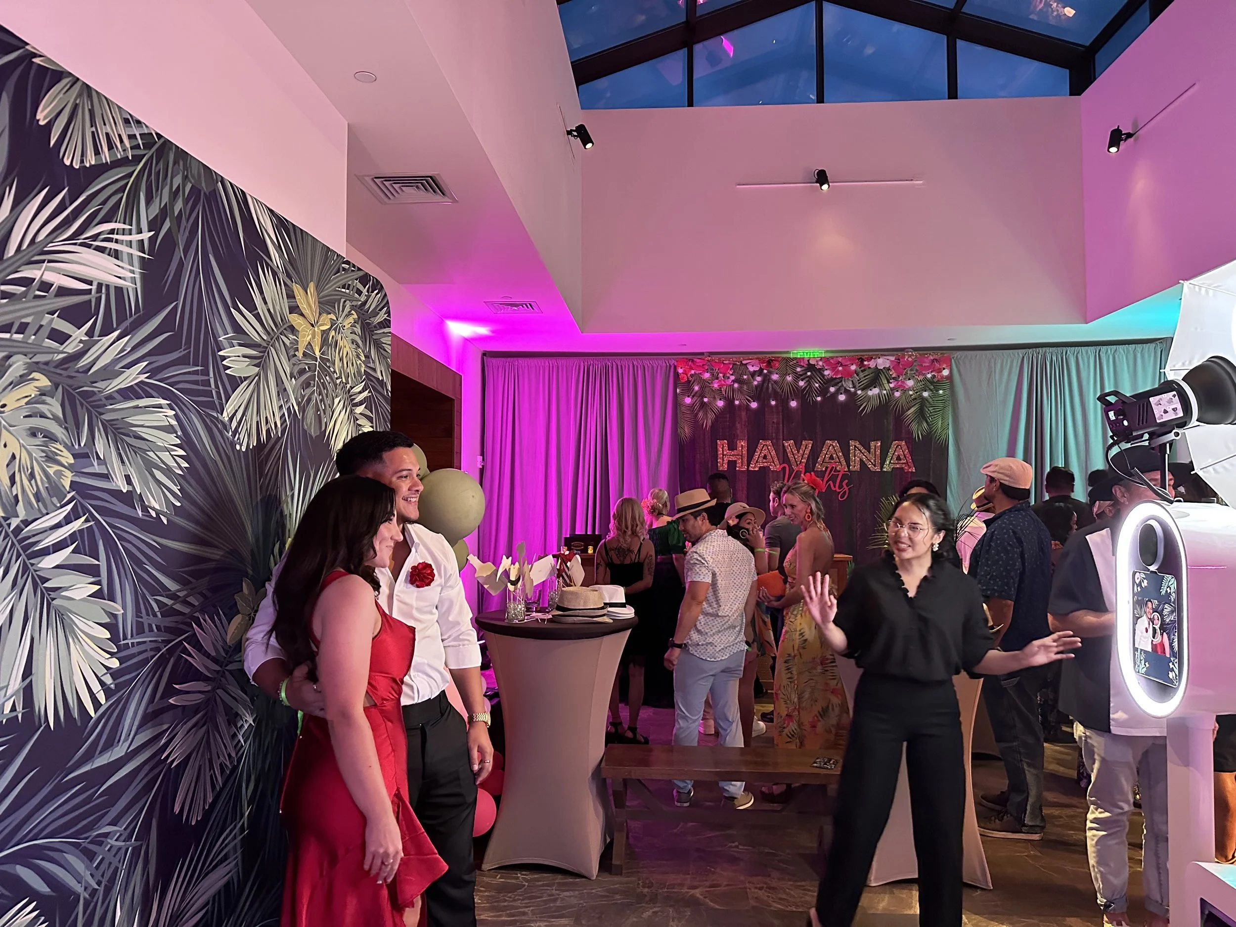 Modern Luxury Photobooth Rentals for Maui Hawaii | Spotlight Photobooth ...
