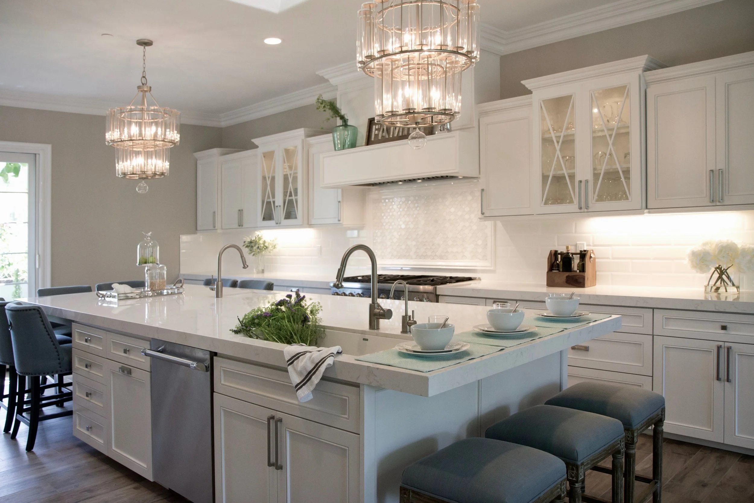 A how-to guide to kitchen island lighting — Savvy Interiors