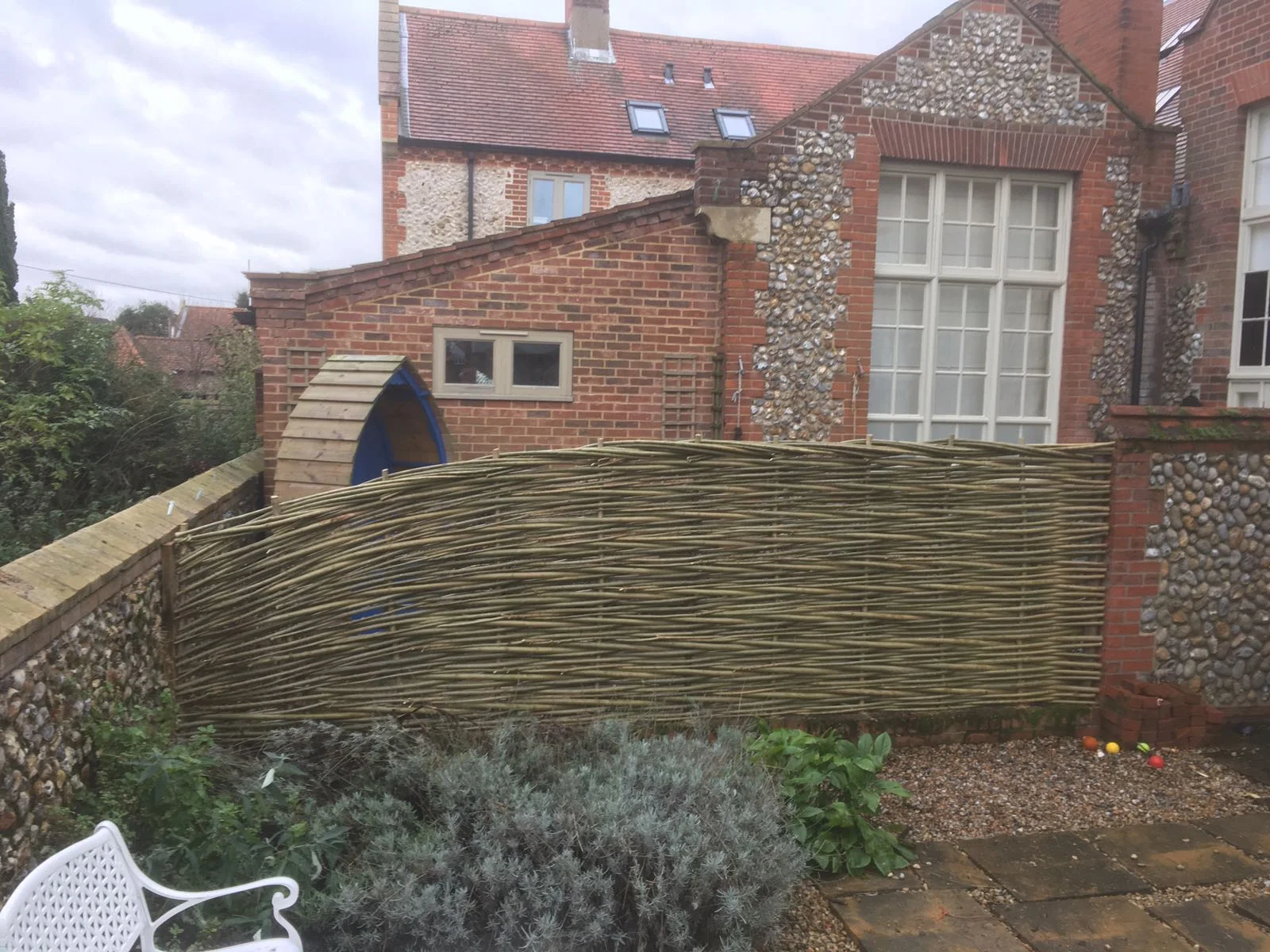 Continuously Woven Willow Fences - WonderWood