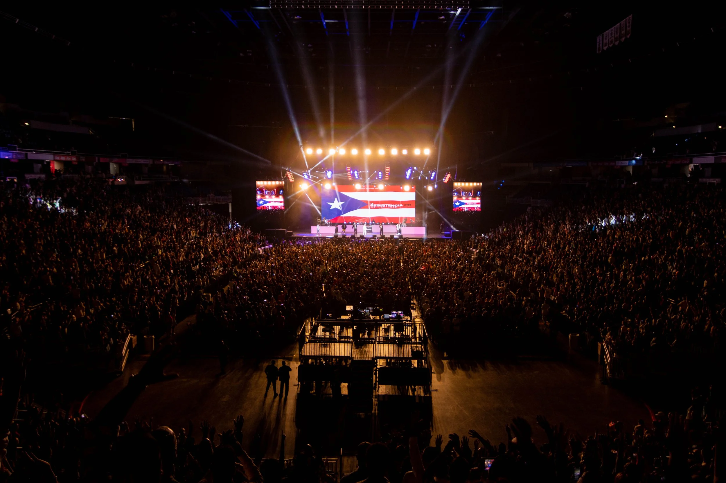 Majestuosa presentación de Redimi2 en su concierto “Rompiendo Fest” en ...