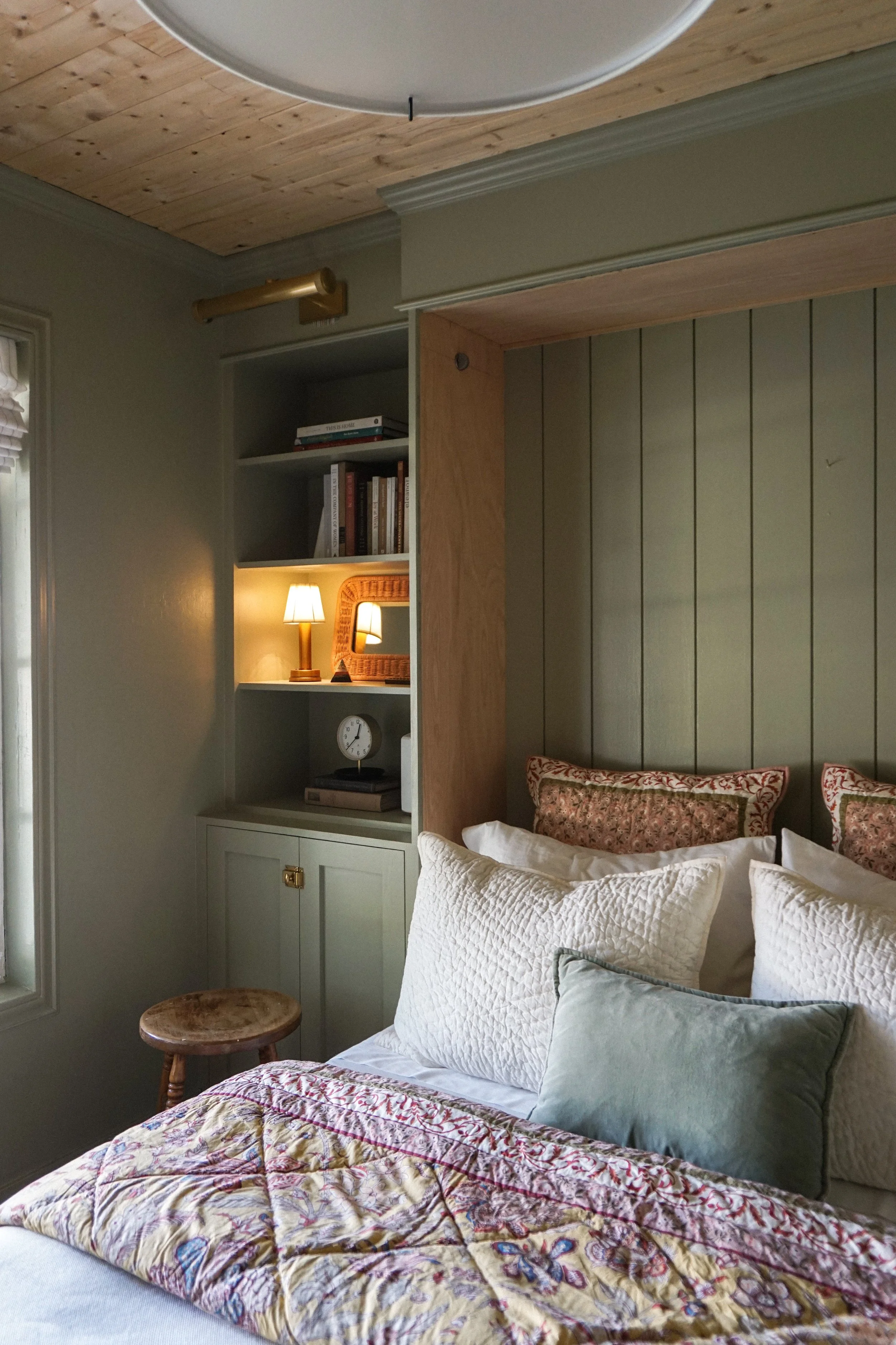 DIY Murphy bed with custom built-ins — REBECCA & GENEVIEVE