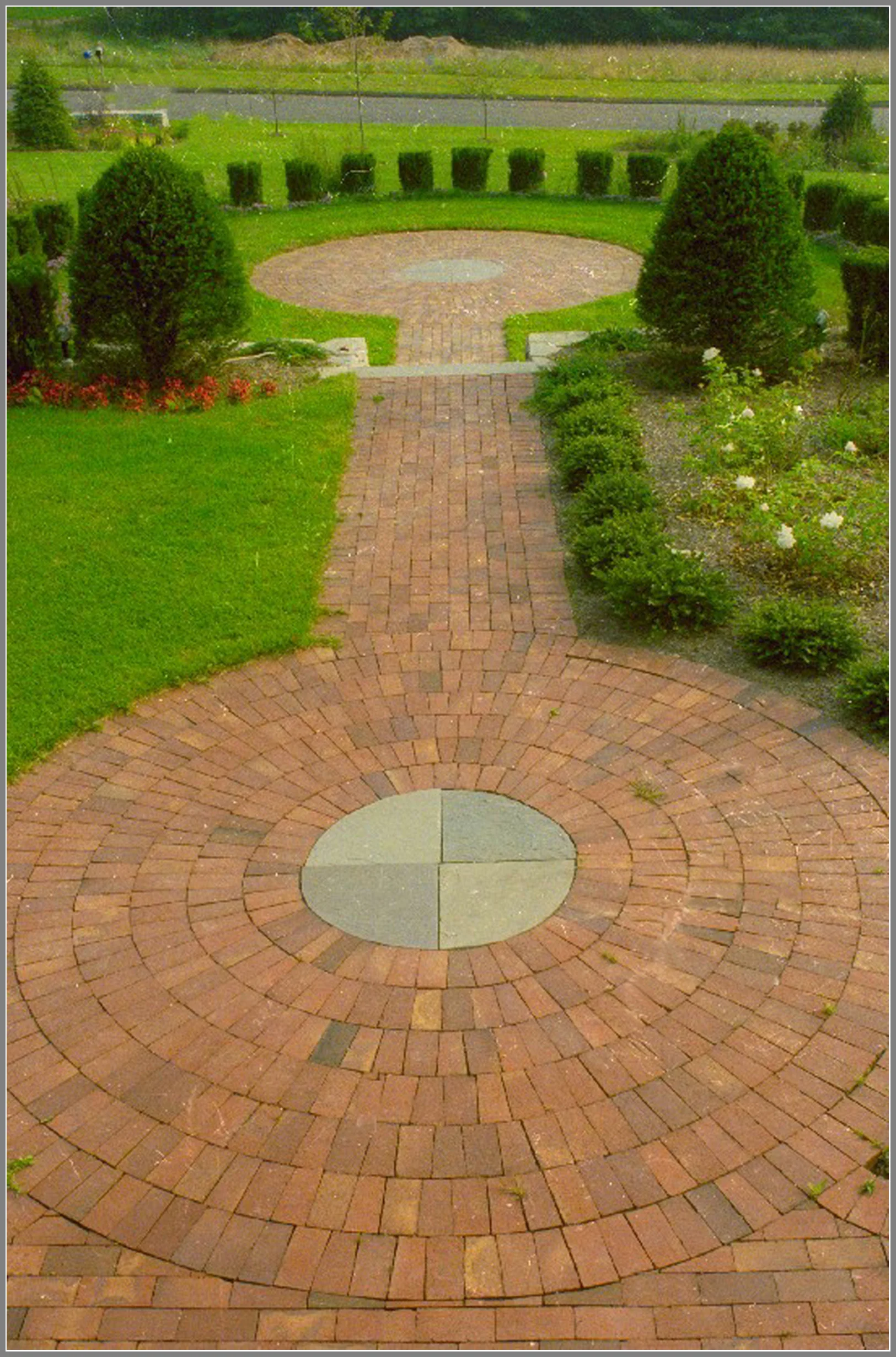 Walkway, entryway and courtyard by Artistic Outdodors — ARTISTIC ...