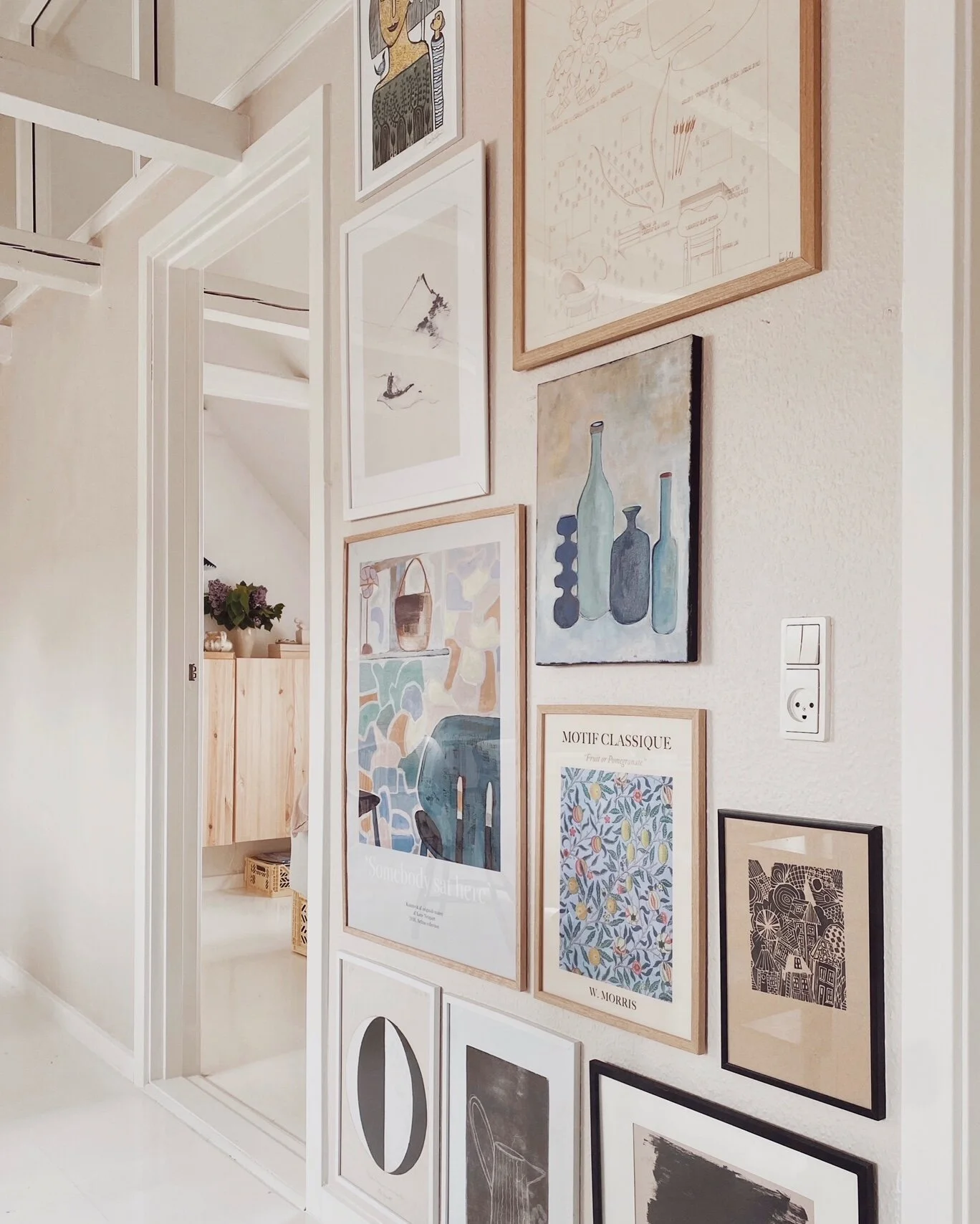 4 Ways To Select Art + Objects for a Gallery Art Wall Like Chrissy ...